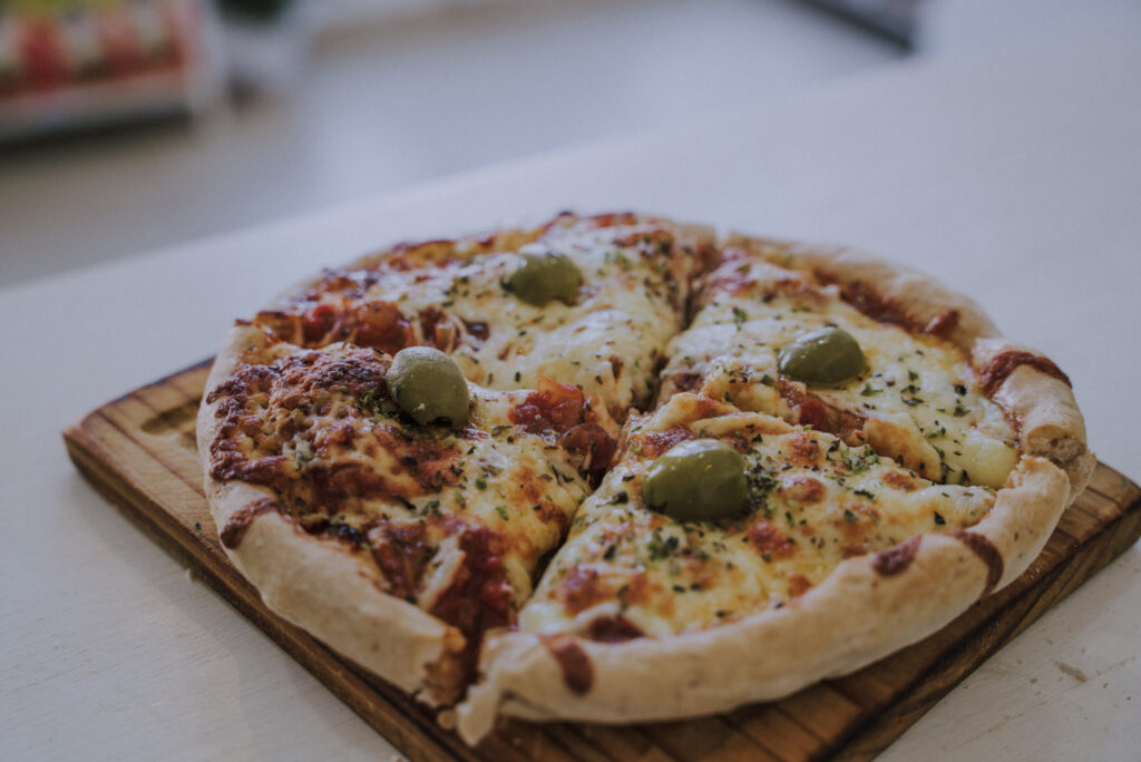 Pizza a la piedra con jamón natural, muzzarella y aceitunas ...